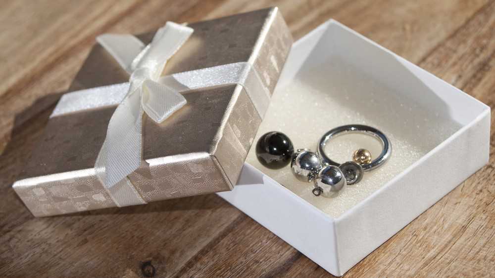 Ultimate Guide to Traditional Anniversary Gifts